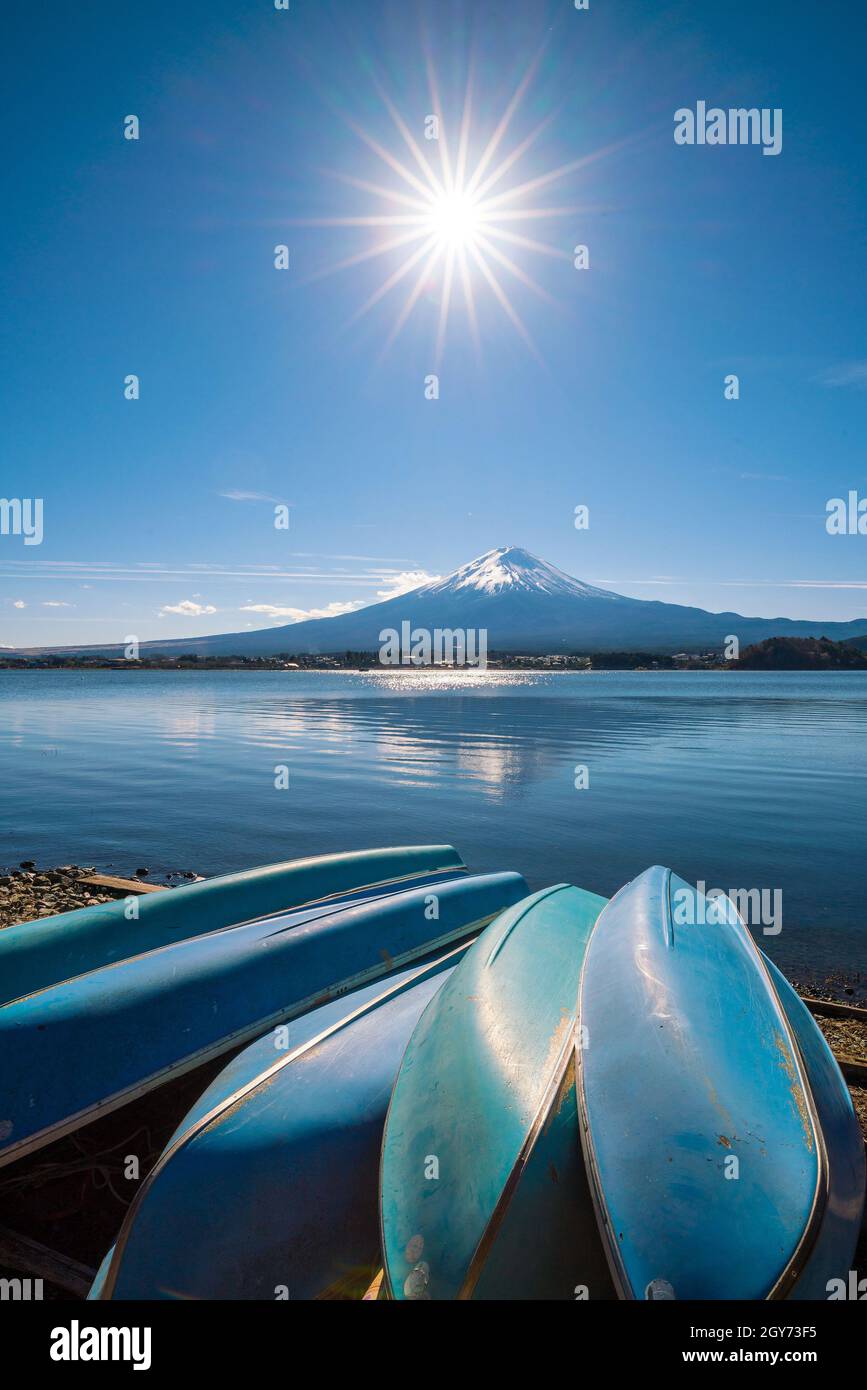 Sun star effect shot with Mountain Fuji and boats at Kawaguchiko lake ...