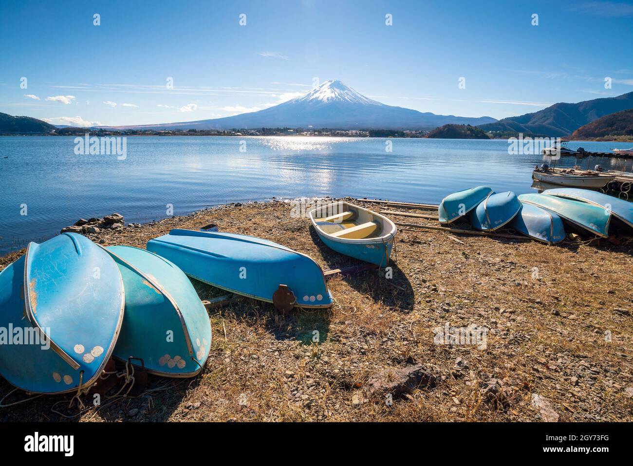 Sun star effect shot with Mountain Fuji and boats at Kawaguchiko lake ...