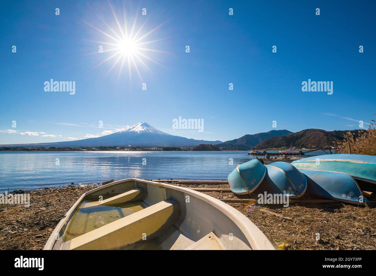 Sun star effect shot with Mountain Fuji and boats at Kawaguchiko lake ...