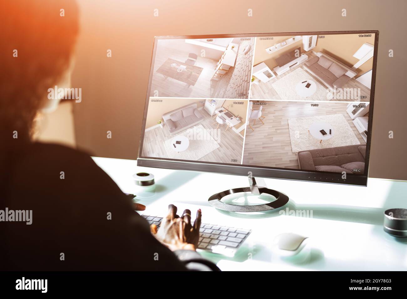 Female security guard cctv hi-res stock photography and images - Alamy