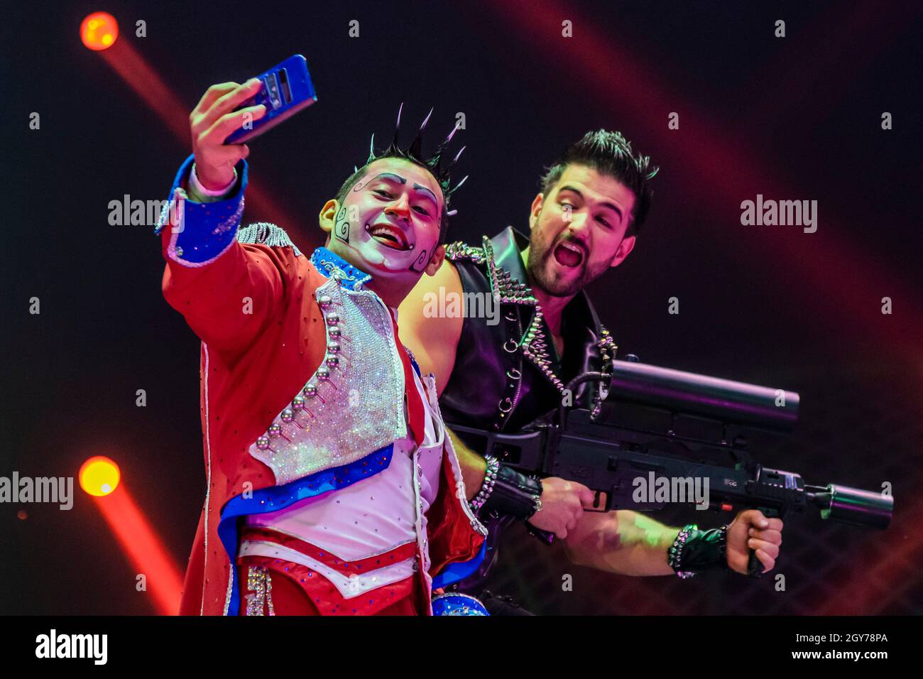 London, UK. 7th Oct, 2021. Henry the Prince of Clowns takes a selfie ...