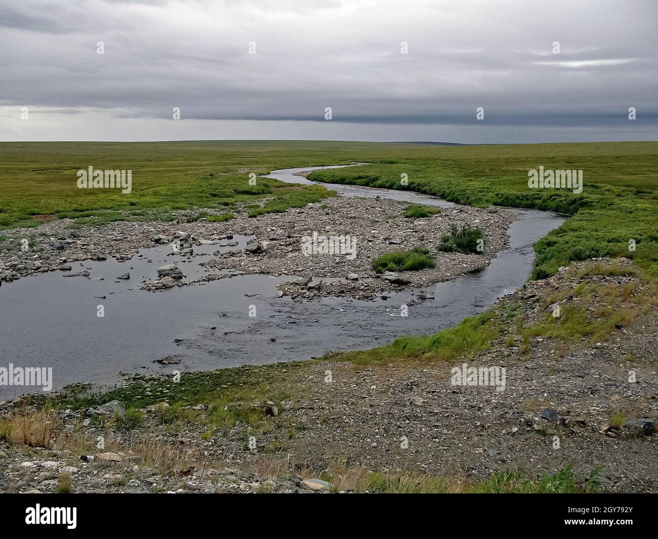 Streams of water in a small river. The flow of water Stock Photo - Alamy