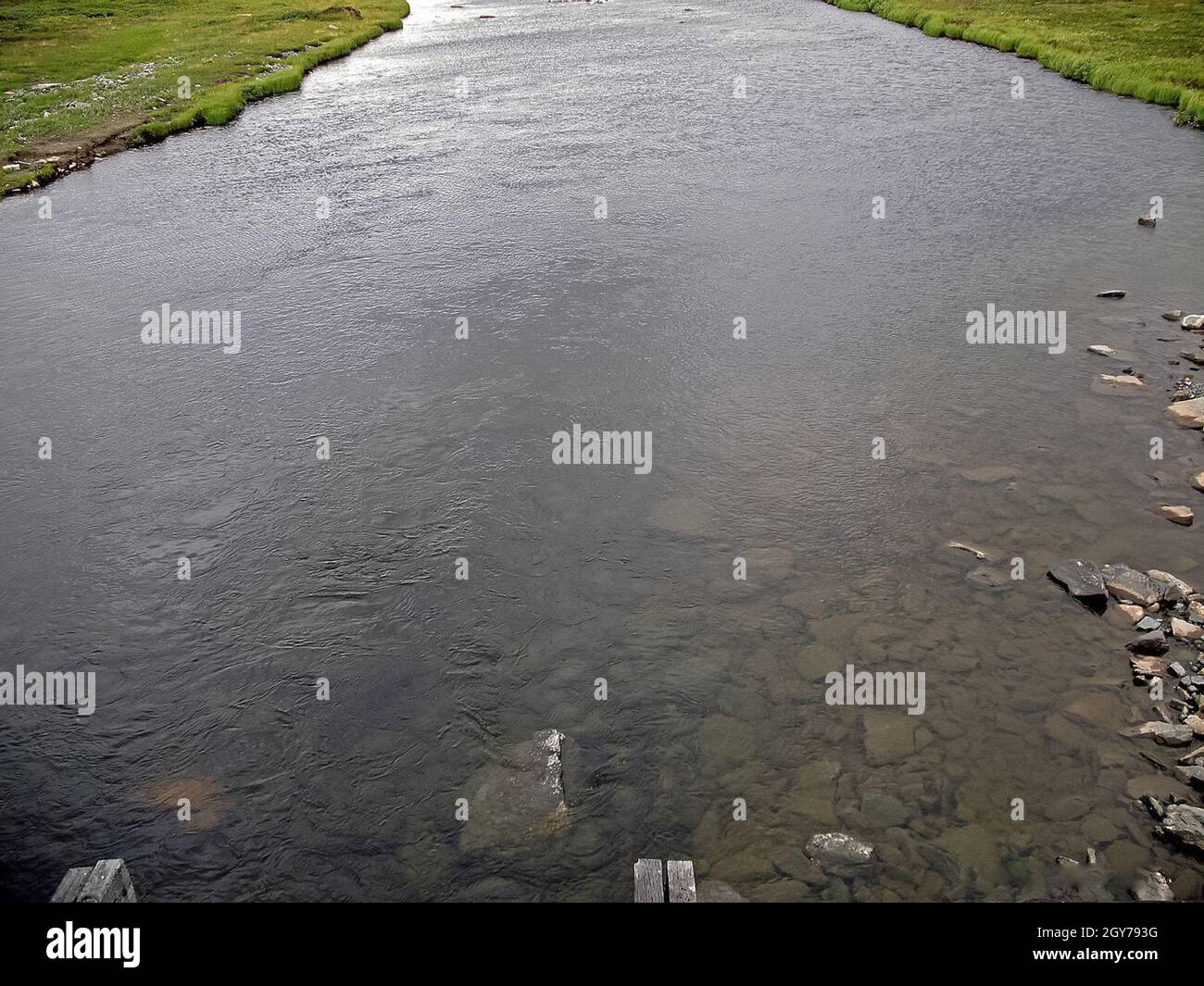 Streams of water in a small river. The flow of water Stock Photo - Alamy
