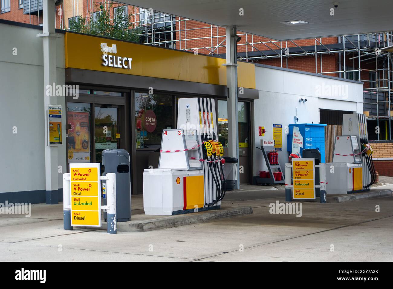 Slough, UK. 7th October, 2021. The Shell petrol station on Burnham Lane ...