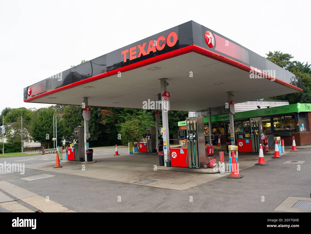 Empty fuel stations hi-res stock photography and images - Alamy