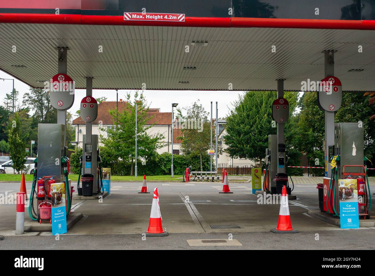 Empty fuel stations hi-res stock photography and images - Alamy