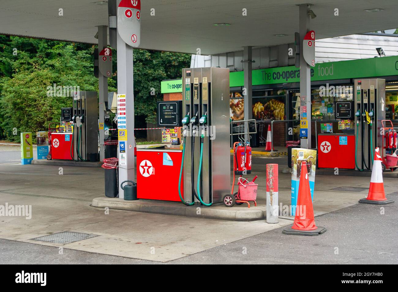Empty fuel stations hi-res stock photography and images - Alamy