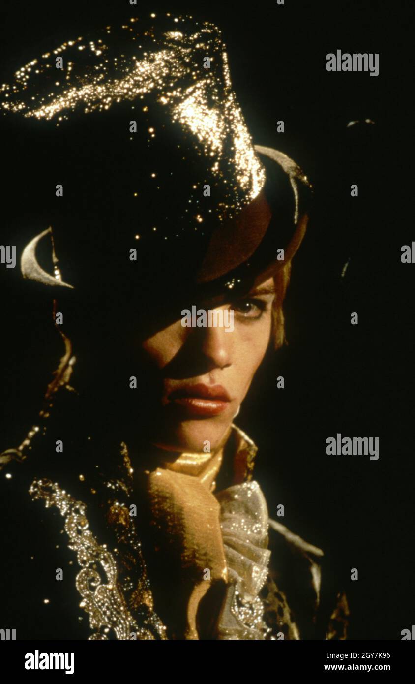 Velvet Goldmine Year : 1998 GB / USA Director : Todd Haynes Jonathan ...