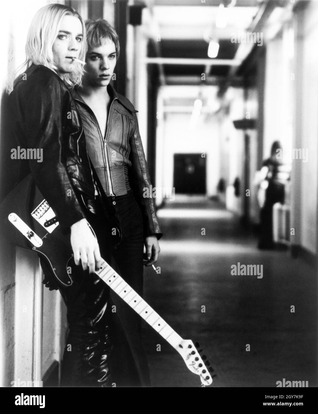 Velvet goldmine ewan mcgregor Black and White Stock Photos & Images - Alamy