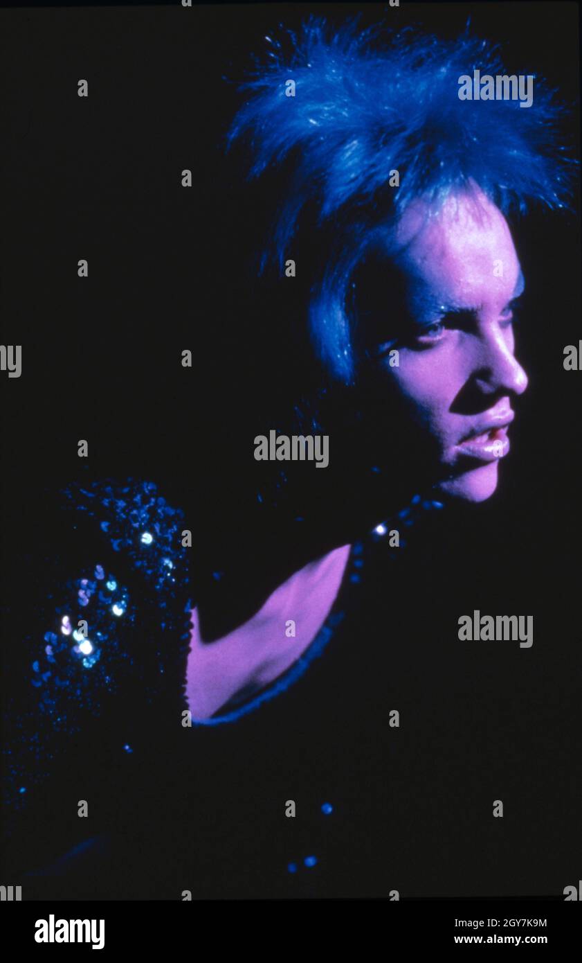 Velvet Goldmine Year : 1998 GB / USA Director : Todd Haynes Jonathan ...