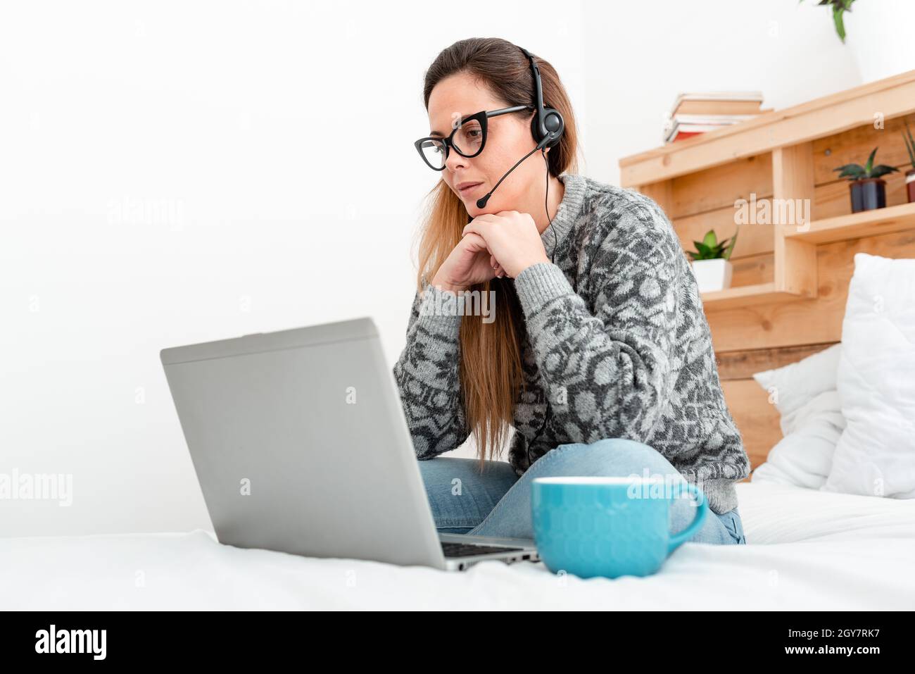 Checking new student eyeglasses hi-res stock photography and images - Alamy