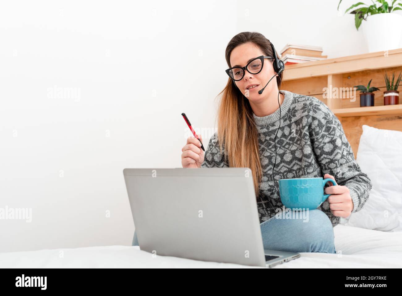 Checking new student eyeglasses hi-res stock photography and images - Alamy
