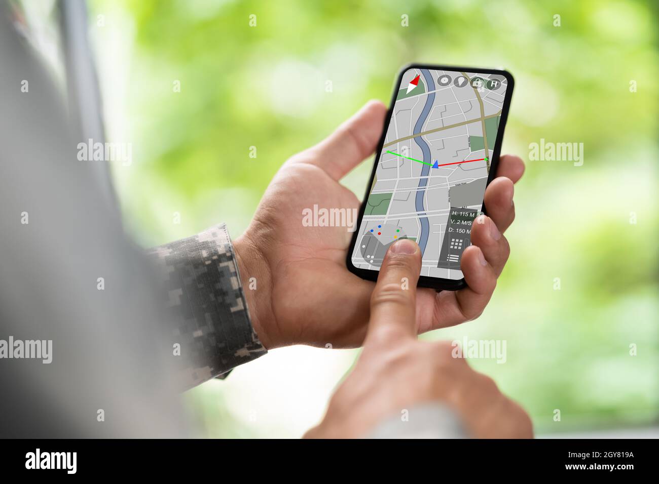 Soldier reading map hi-res stock photography and images - Alamy