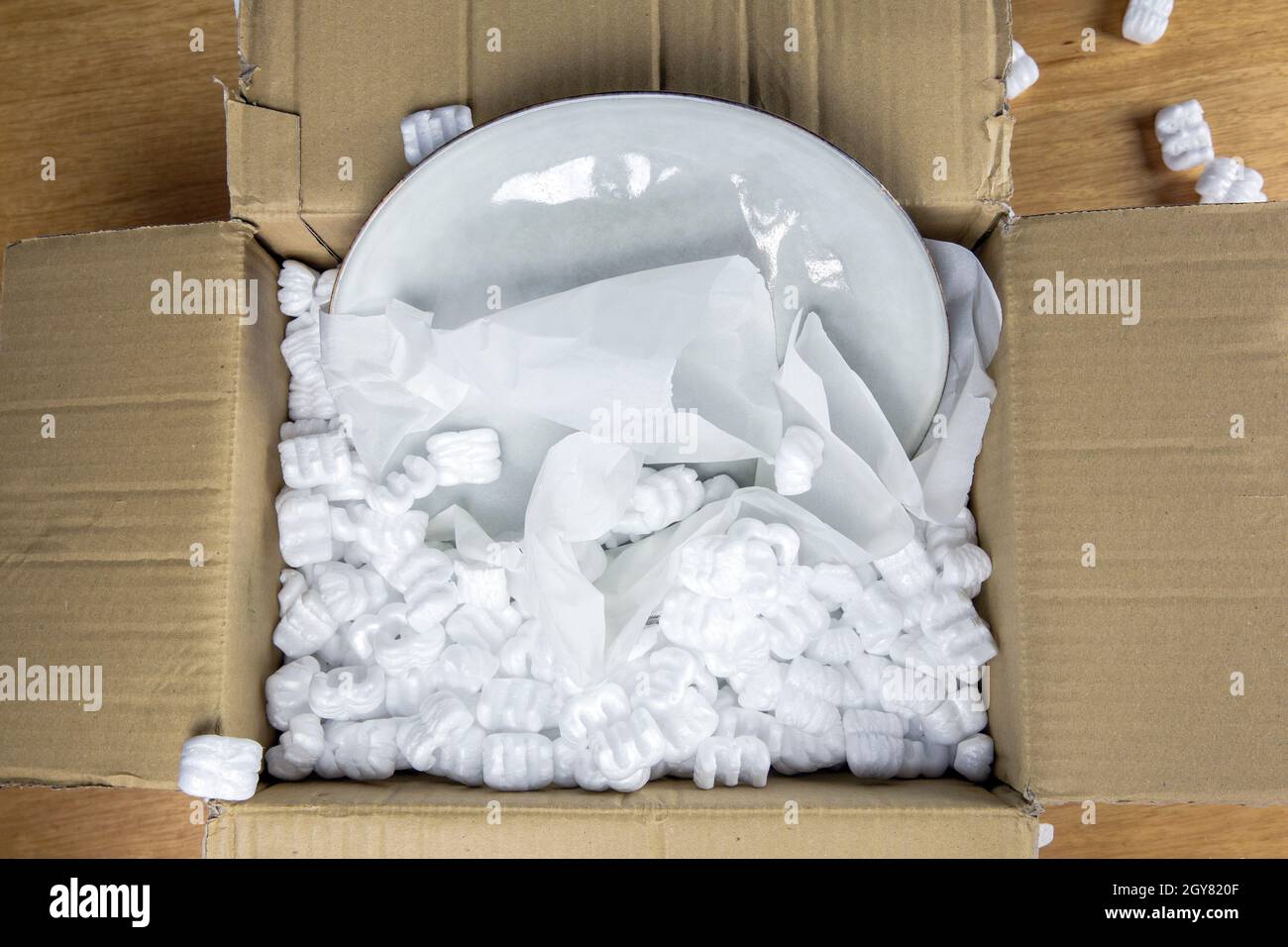 Unwrapping plates hi-res stock photography and images - Alamy