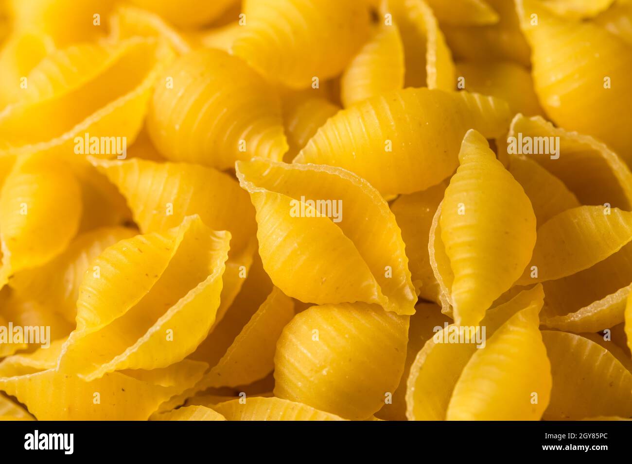 Pile pasta shells hi-res stock photography and images - Alamy