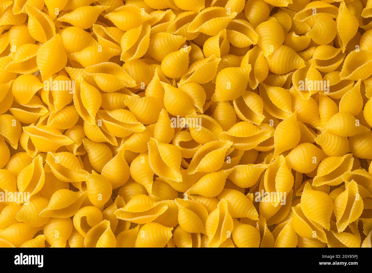Pile uncooked pasta shells hi-res stock photography and images - Alamy