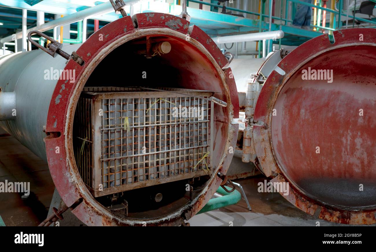 High-pressure processing or high hydrostatic pressure machine for food ...