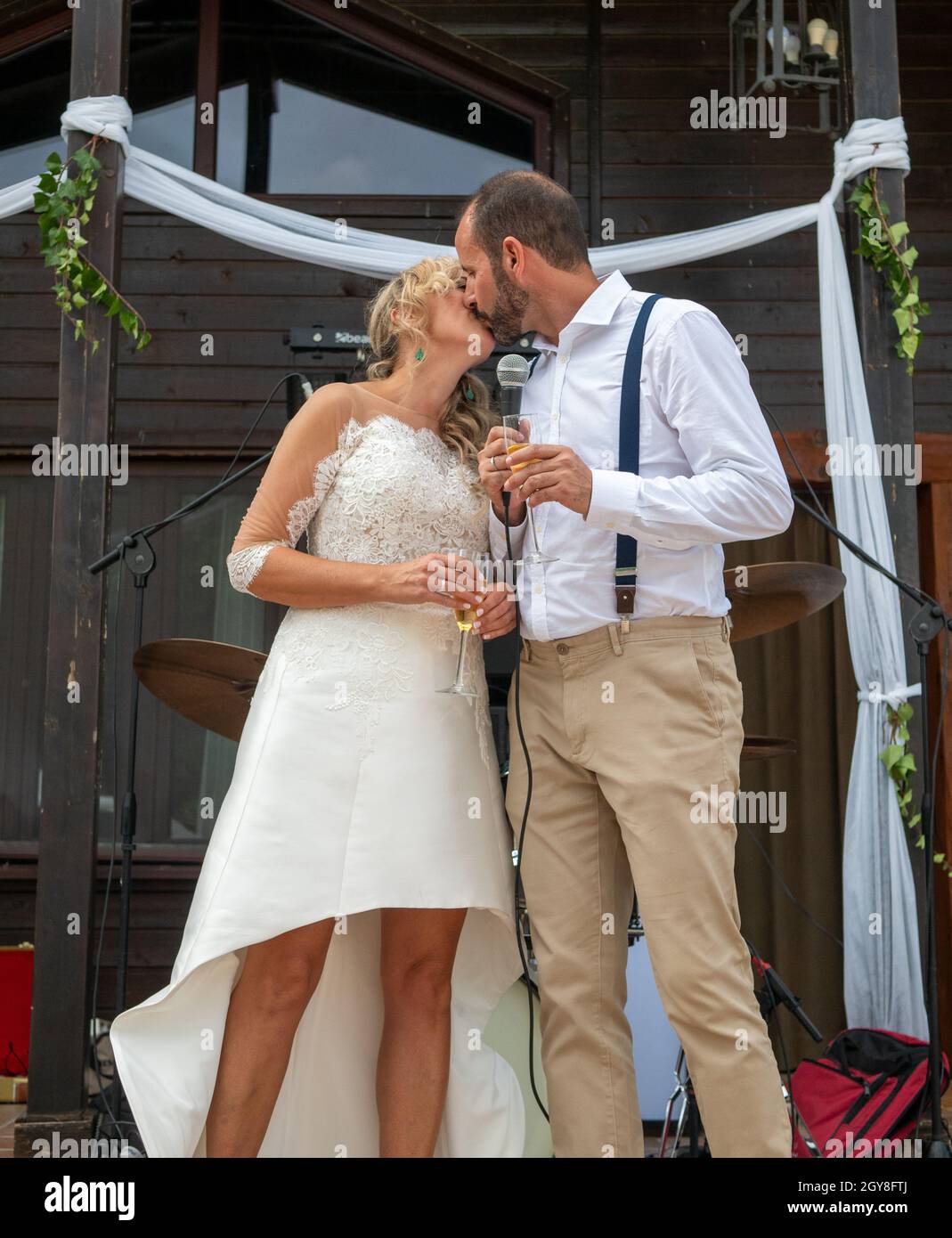 Happy Spanish couple kissduring the wedding ceremony Stock Photo - Alamy