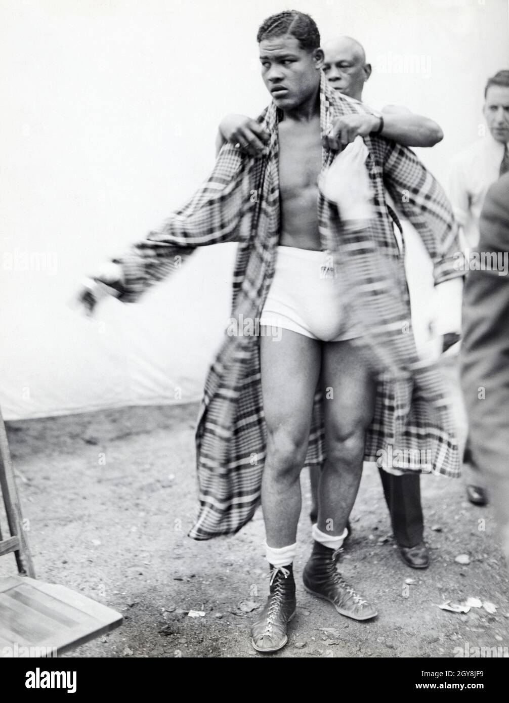 American Boxer Joe Louis (1914-1981), full-length Portrait in boxing ...