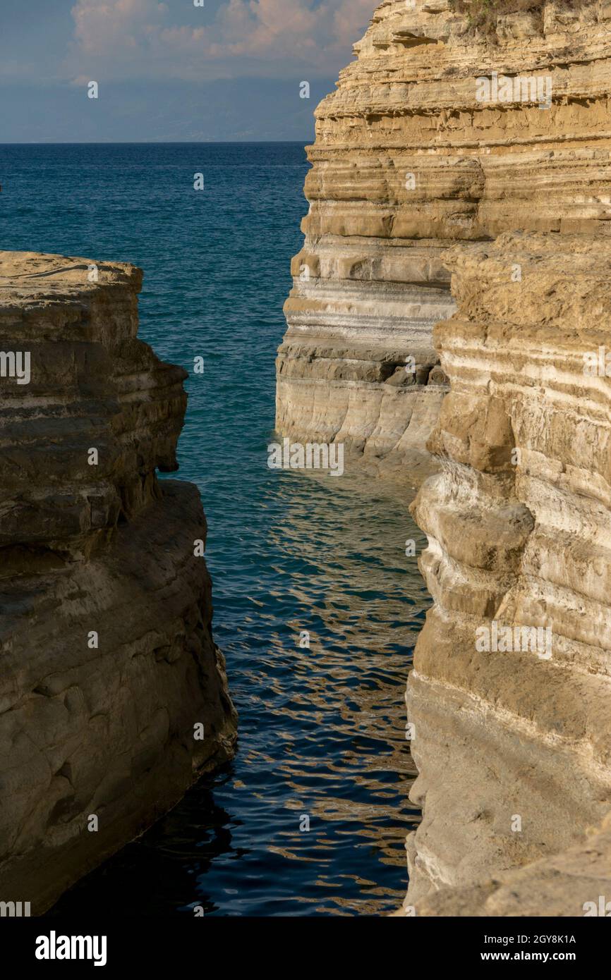 Cliff lines hi-res stock photography and images - Alamy