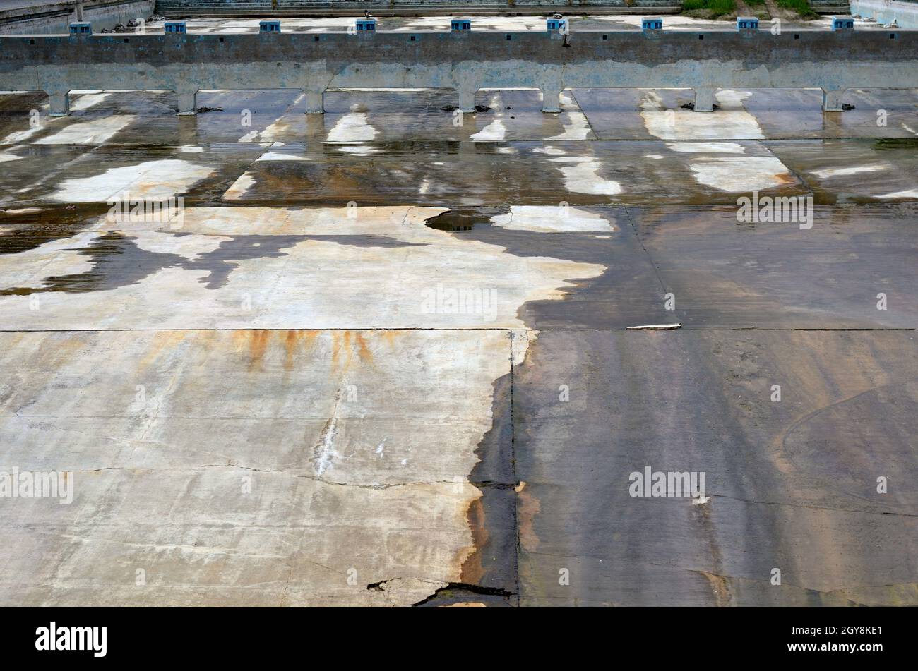 Abandoned concrete swimming pool with no water Stock Photo - Alamy