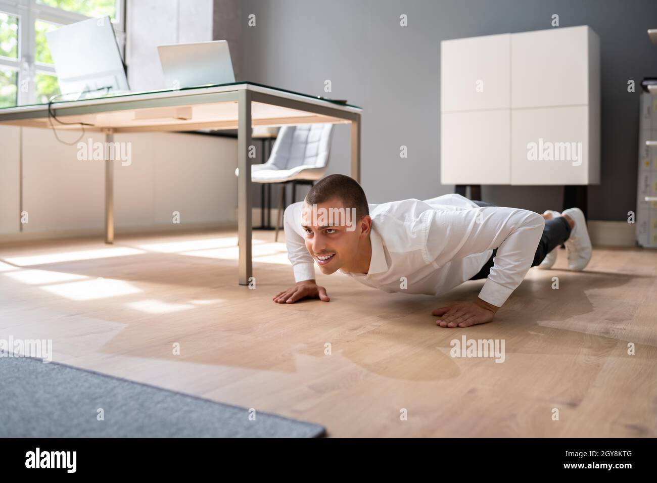 Push ups office hi-res stock photography and images - Alamy
