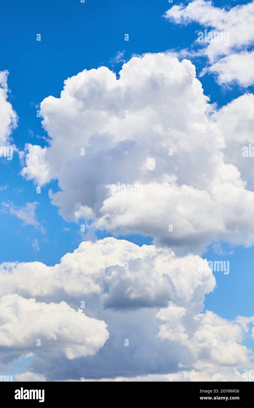 Cumulus cloud cloudscape puffy fluffy hi-res stock photography and ...