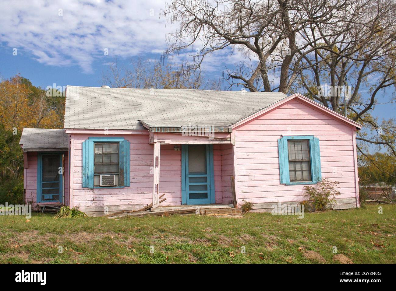 Abandoned Pink House in Rural Countryside Stock Photo - Alamy