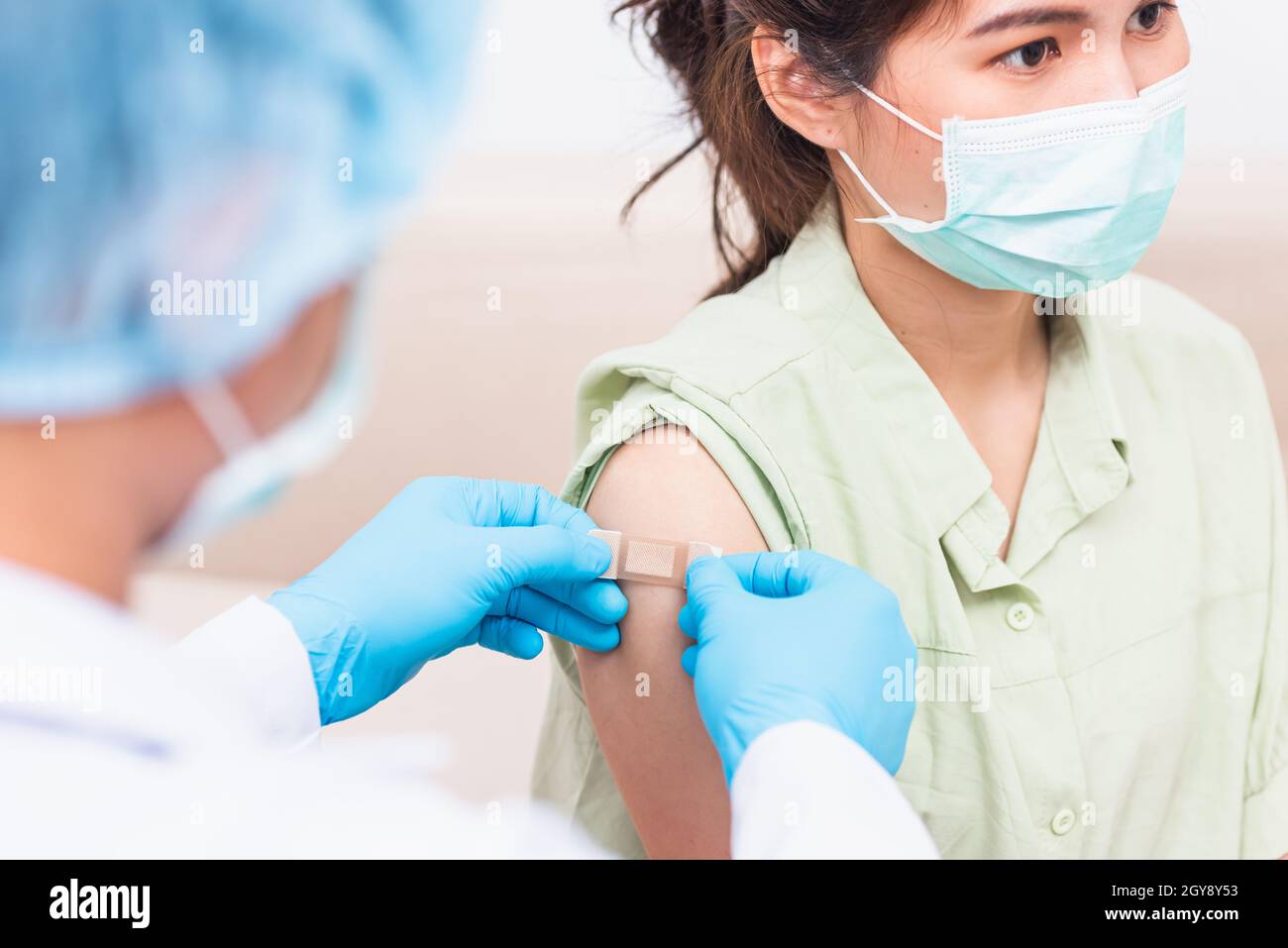 Shoulder pain injection hi-res stock photography and images - Alamy