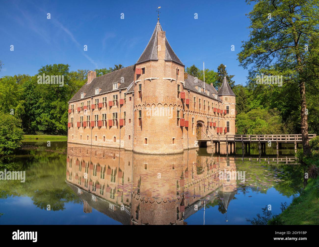 Castle Het Oude Loo surrounded by a moat in the park surrounding the ...