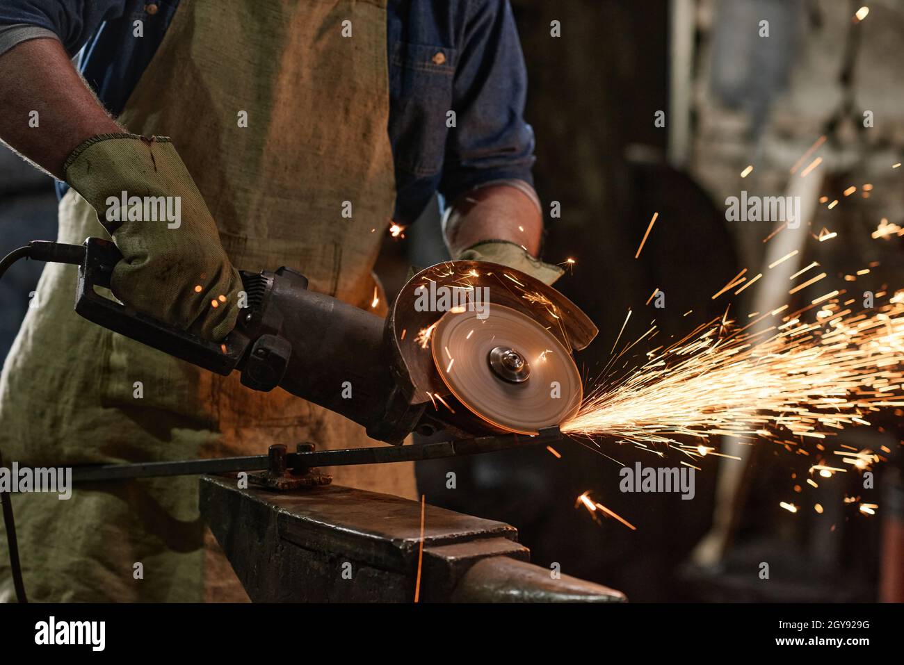 Worker grinding metal detail close hi-res stock photography and images - Alamy