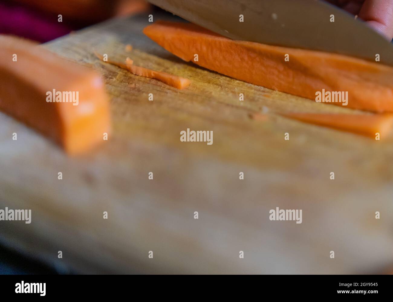 Hands cutting yam slices on a cutting board Stock Photo - Alamy