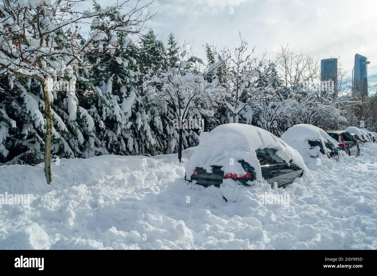 Streets of Madrid blanketed with the heaviest snowfall in 50 years ...