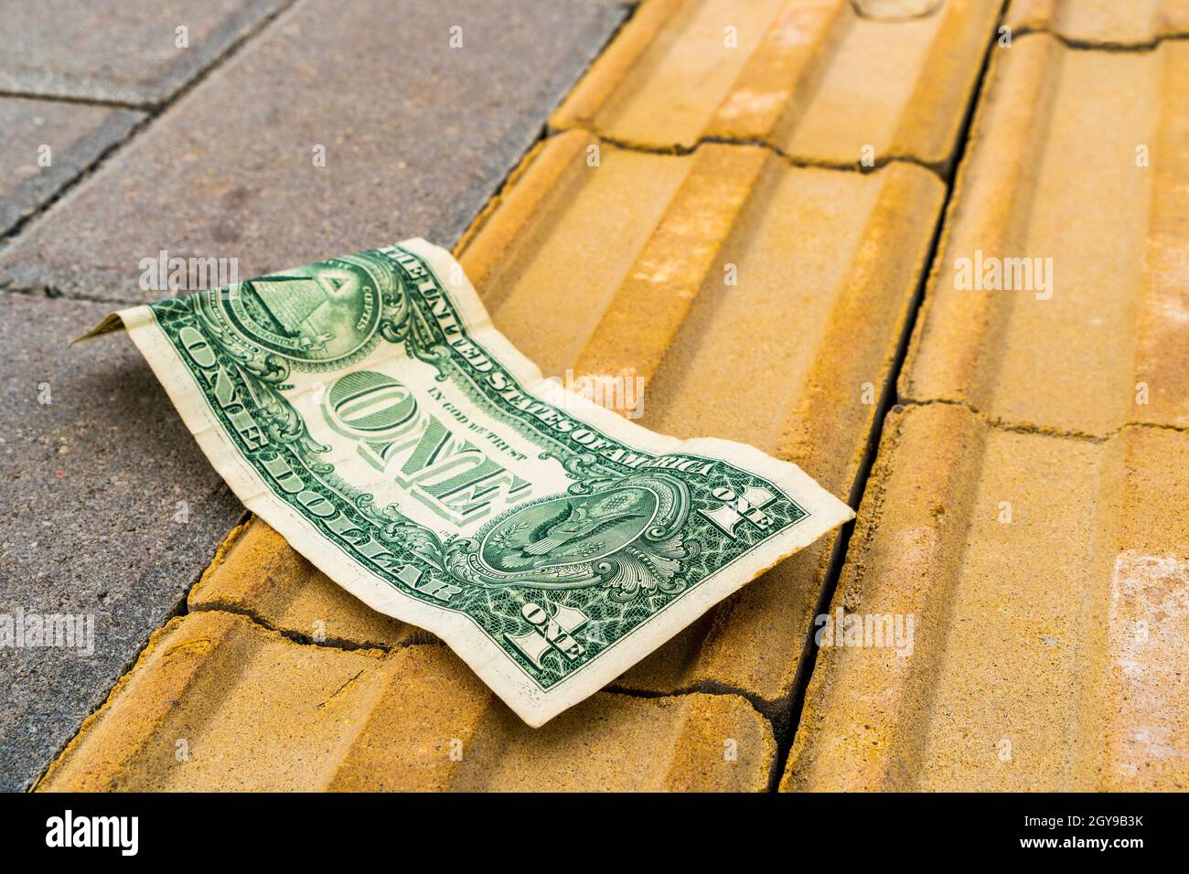 Dropped money pavement hi-res stock photography and images - Alamy