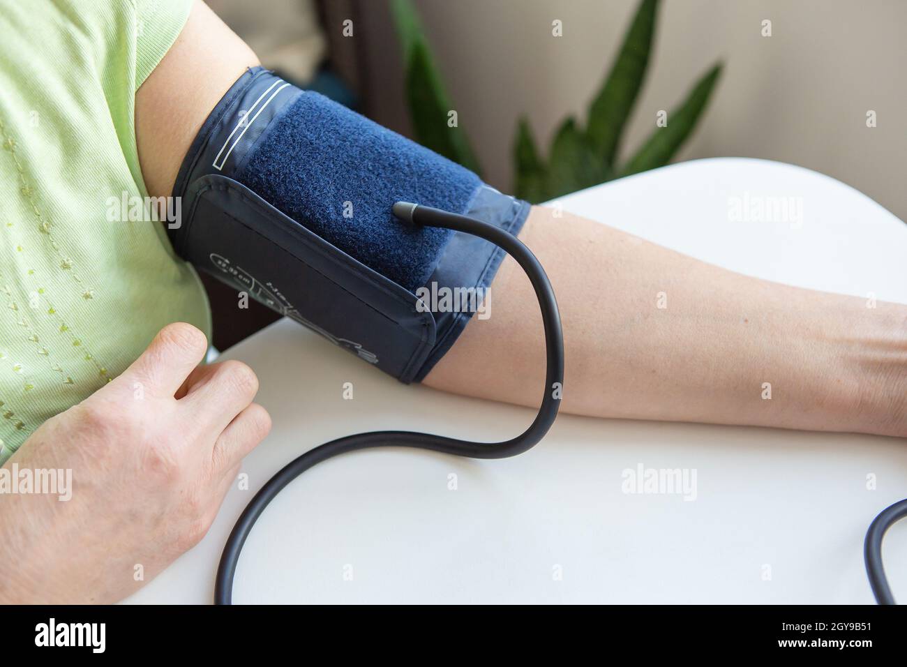 Measurement of blood pressure. A device for measuring blood pressure on ...