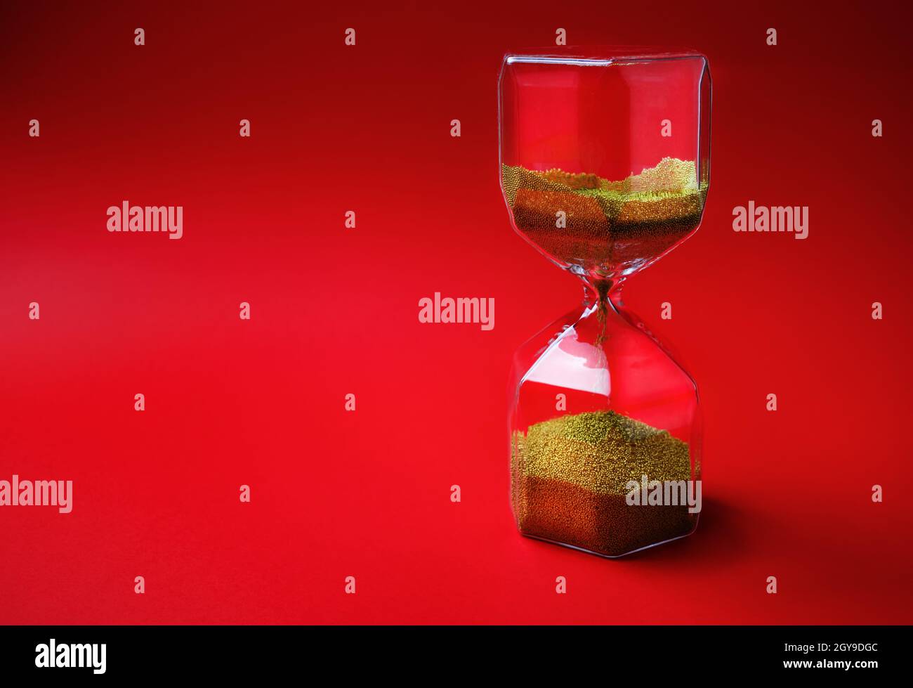 Hourglass red flowing sand hi-res stock photography and images - Alamy