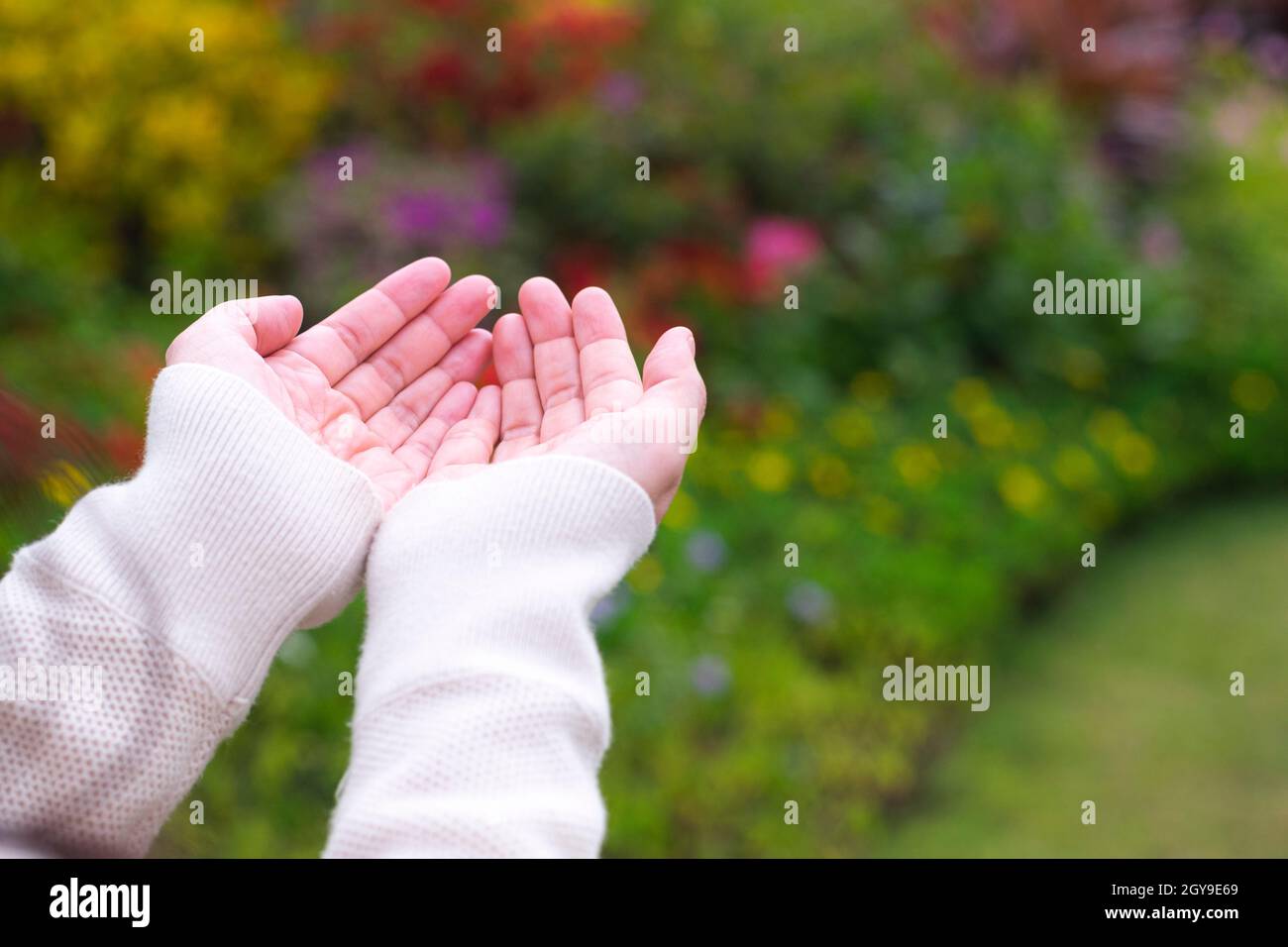 Movement with an empty hand or finger. Empty hand extending the arm to ...