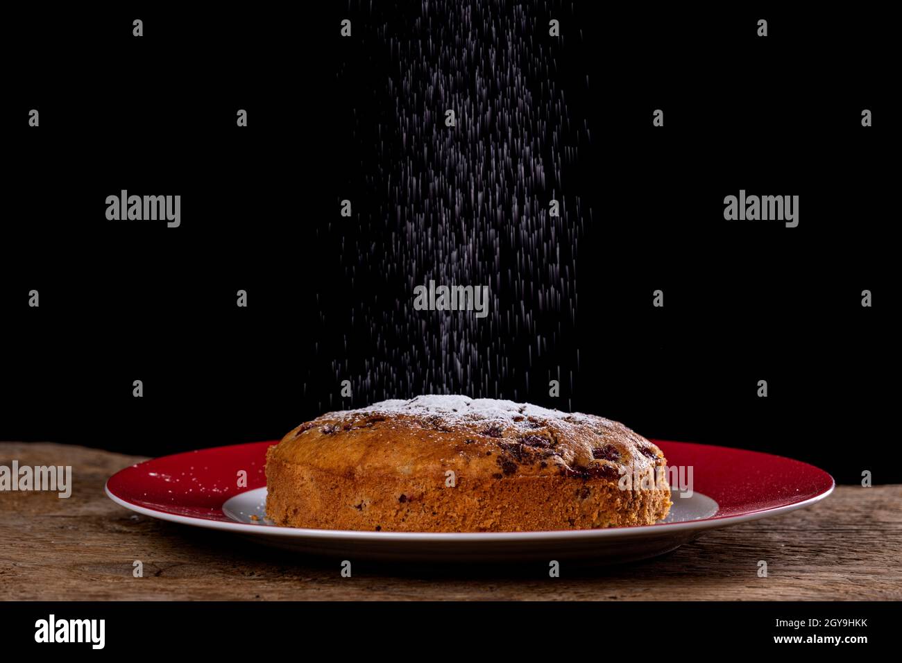 icing sugar falling on a cake Stock Photo - Alamy