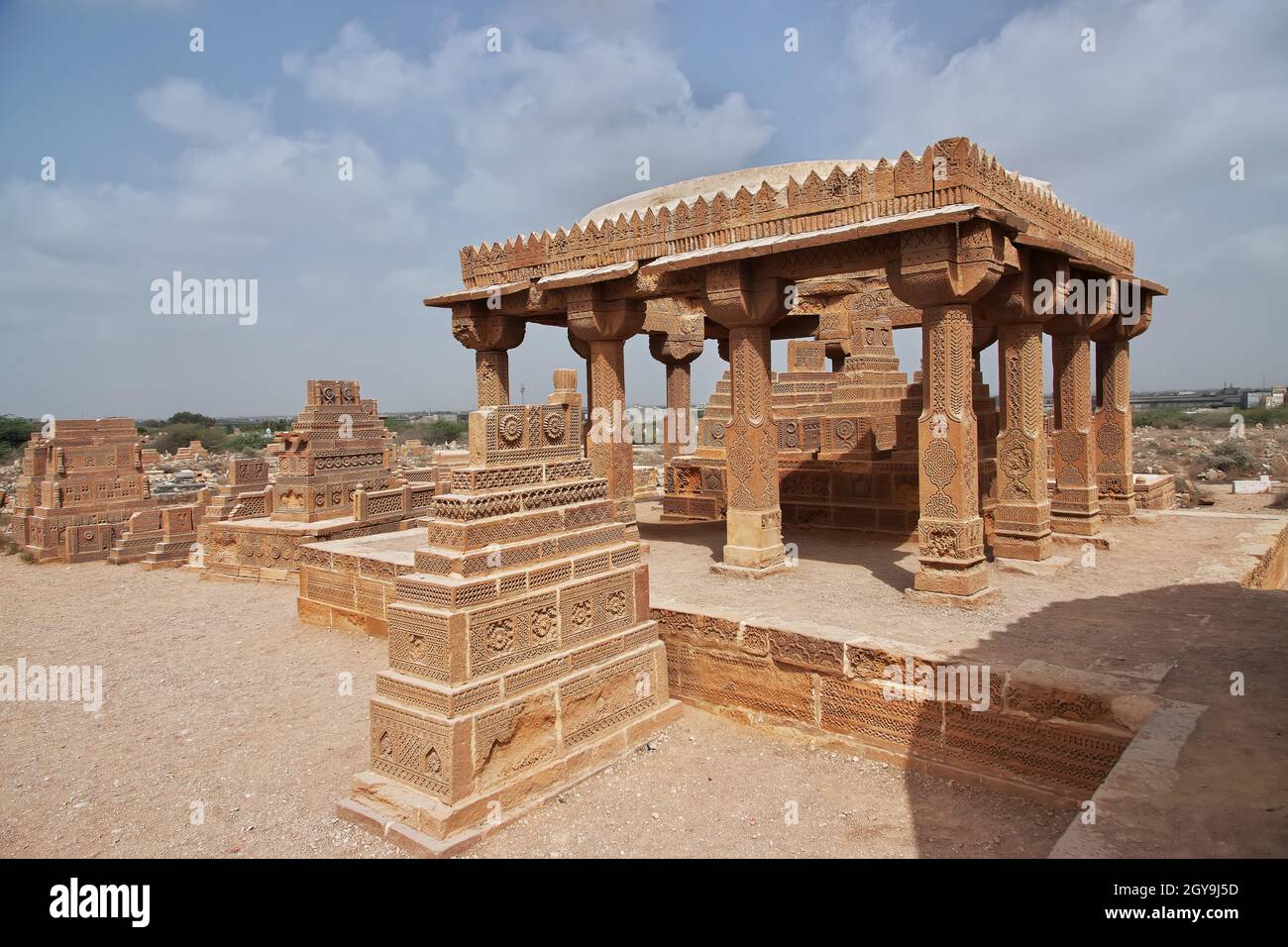 Chaukhandi vintage tombs close Karachi in Pakistan Stock Photo - Alamy