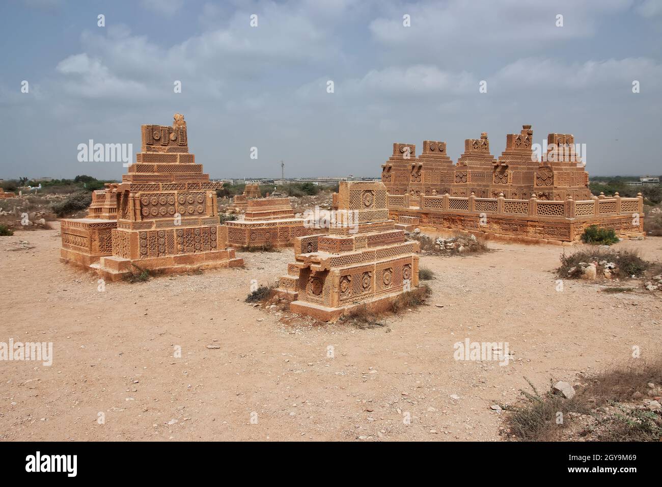 Chaukhandi vintage tombs close Karachi in Pakistan Stock Photo - Alamy