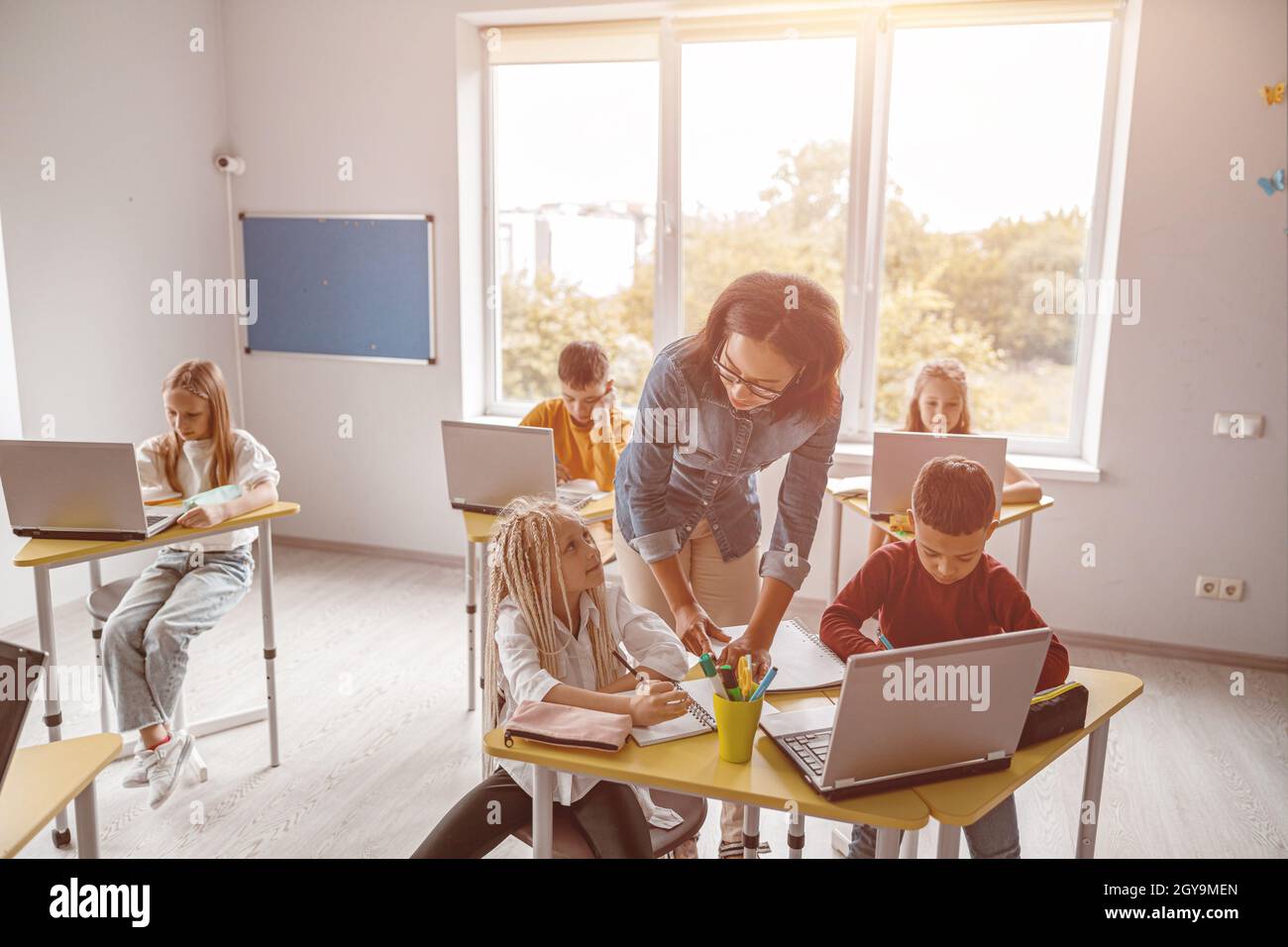 Explaining schoolchildren hi-res stock photography and images - Alamy