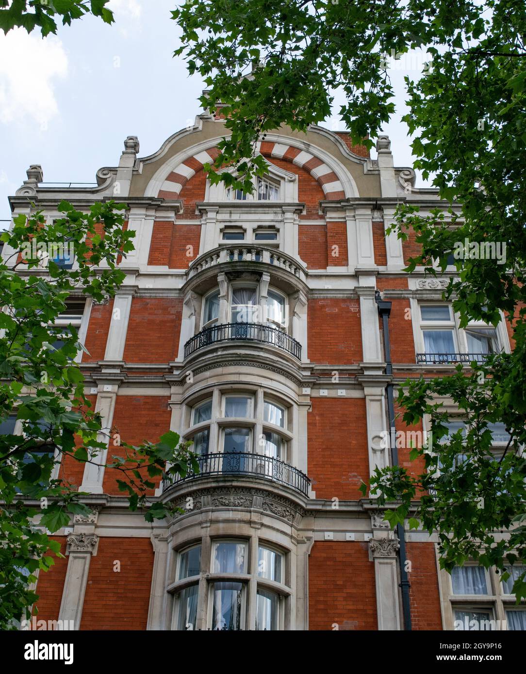 Victorian middle class house london hi-res stock photography and images ...