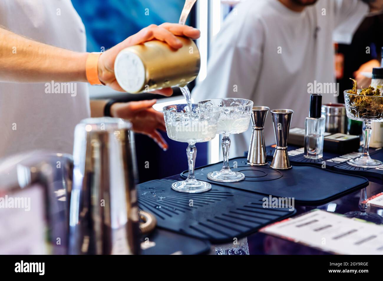 Making a cocktail Stock Photo - Alamy