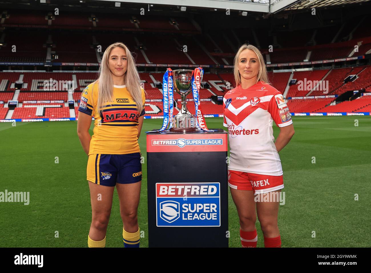 Caitlin Beevers of Leeds Rhinos women and Jodie Cunningham fo St Helens ...