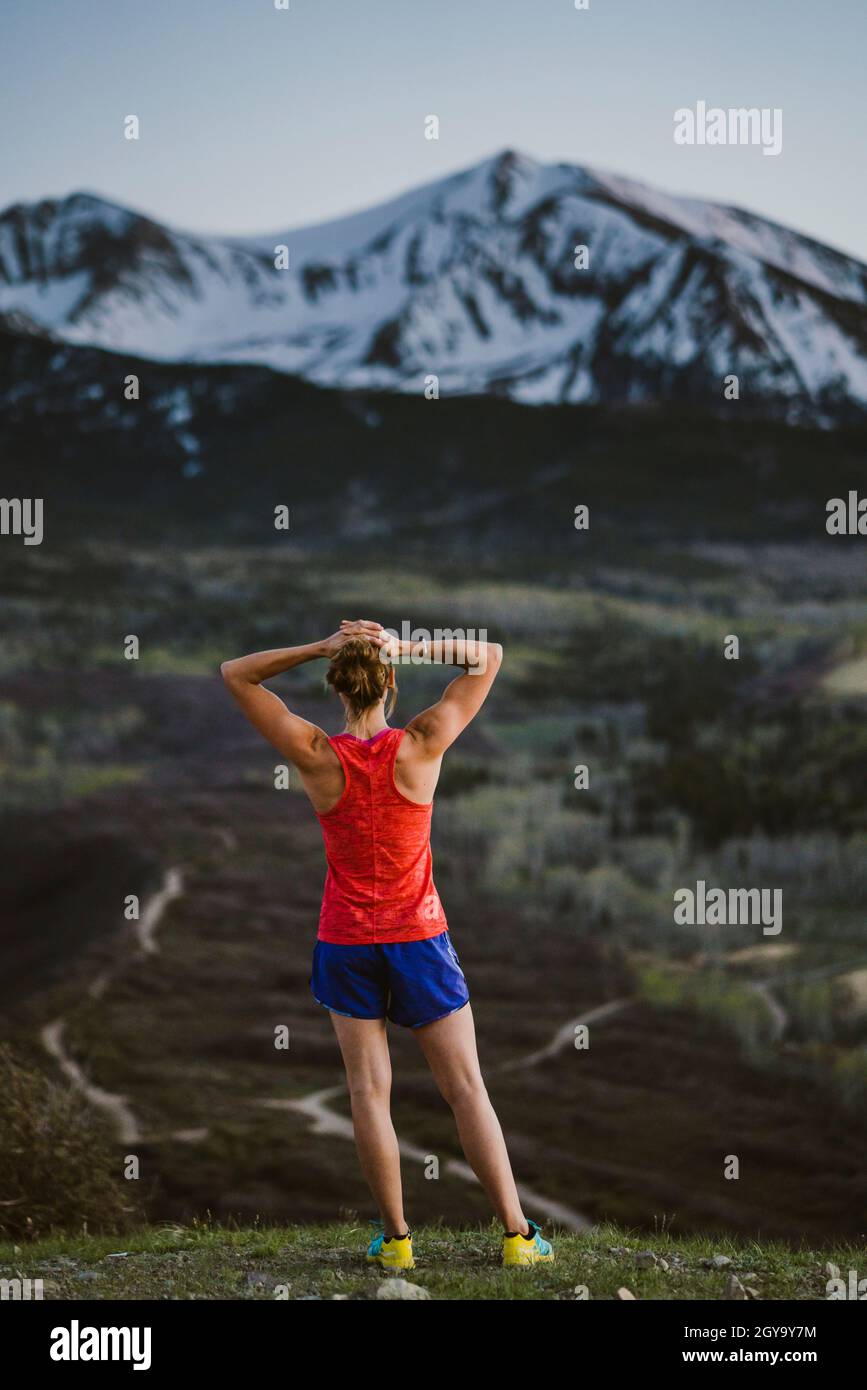 Epic mountain running hi-res stock photography and images - Alamy