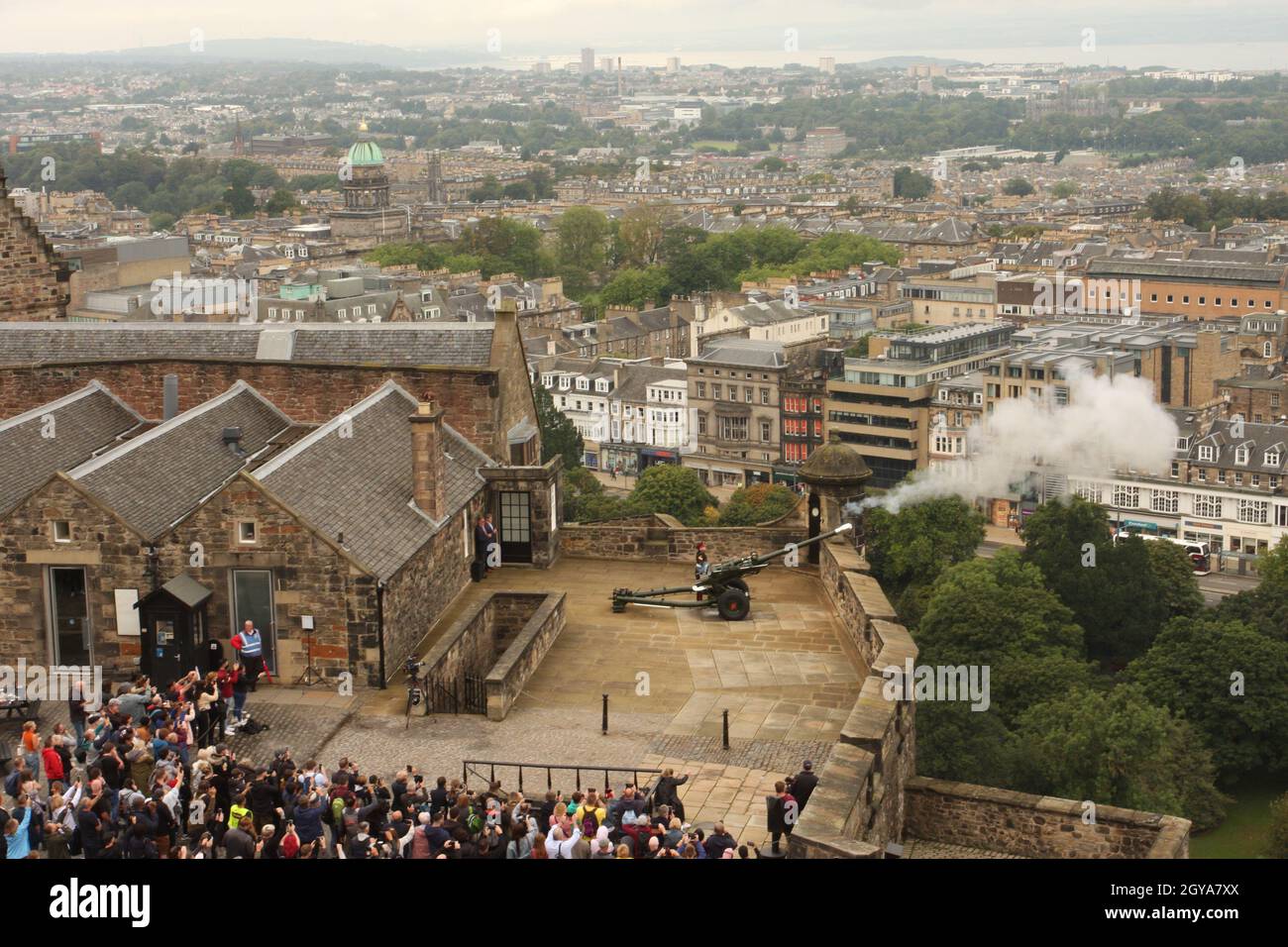 Edinburgh, Scotland; Firing the one o'clock gun Stock Photo - Alamy