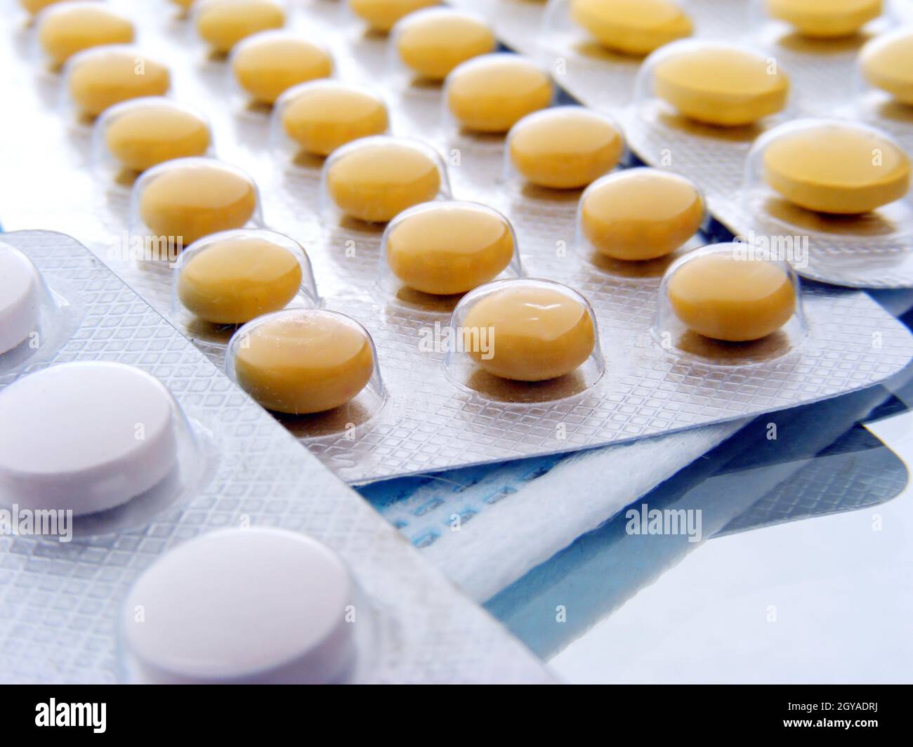 different color pillsDrugs and medicines Stock Photo - Alamy