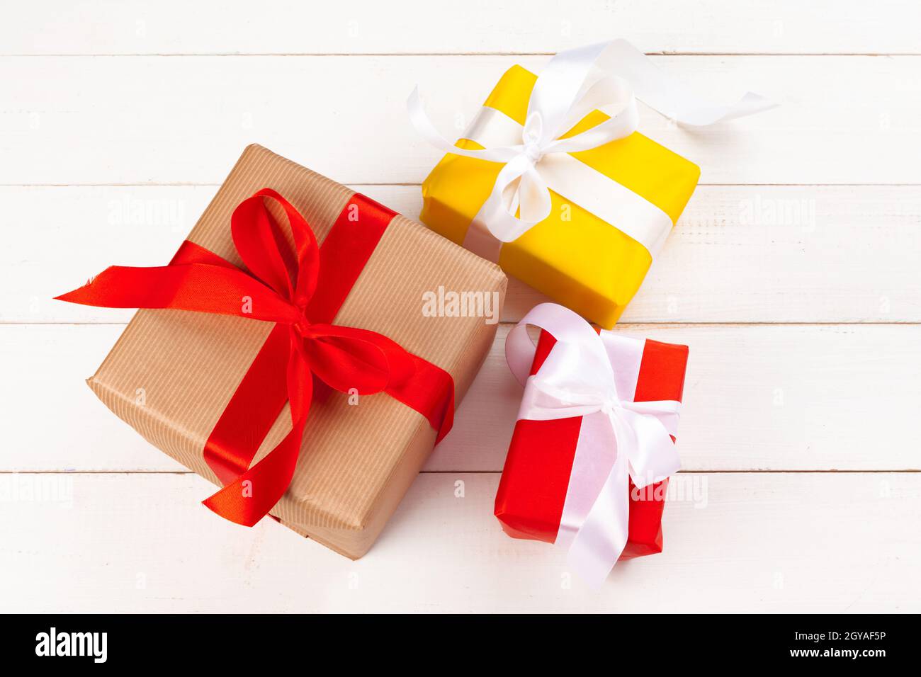 White wooden table with wrapped gifts top view Stock Photo - Alamy