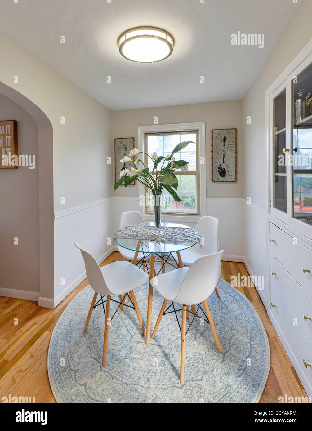 Modern residential dining room interior Stock Photo - Alamy