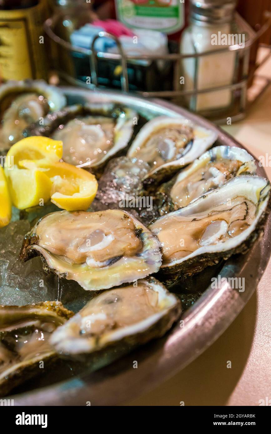 Oysters with chilli hi-res stock photography and images - Alamy